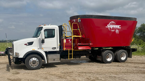 Peterbilt / Supreme 1200TM Vertical Feed Mixer - Post Equipment