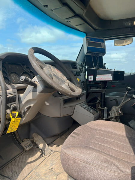 Peterbilt / Supreme 1200TM Vertical Feed Mixer - Post Equipment