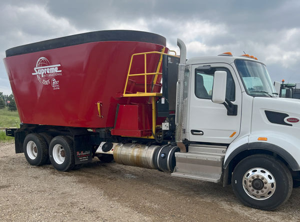 Peterbilt / Supreme 1200TM Vertical Feed Mixer - Post Equipment
