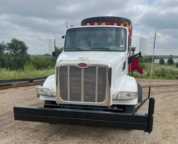 Peterbilt / Supreme 1200TM Vertical Feed Mixer - Post Equipment
