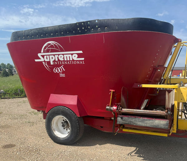 Supreme 600T Vertical Feed Mixer - Post Equipment