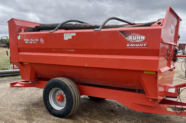 Kuhn Knight RA142 Reel Feed Mixer - Post Equipment