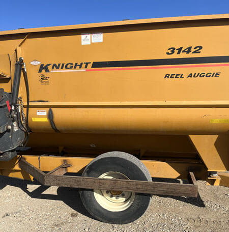 Kuhn Knight 3142 Reel Feed Mixer - Post Equipment