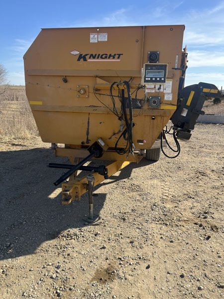 Kuhn Knight 3142 Reel Feed Mixer - Post Equipment