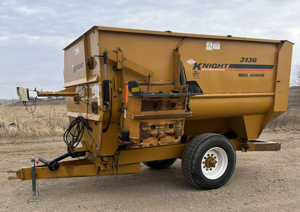 Kuhn Knight 3136 Reel Feed Mixer - Post Equipment